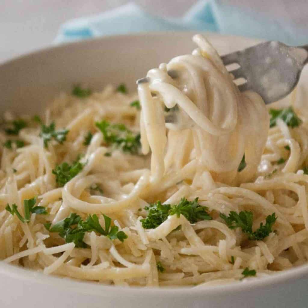 Easy Alfredo Sauce - Mindee's Cooking Obsession