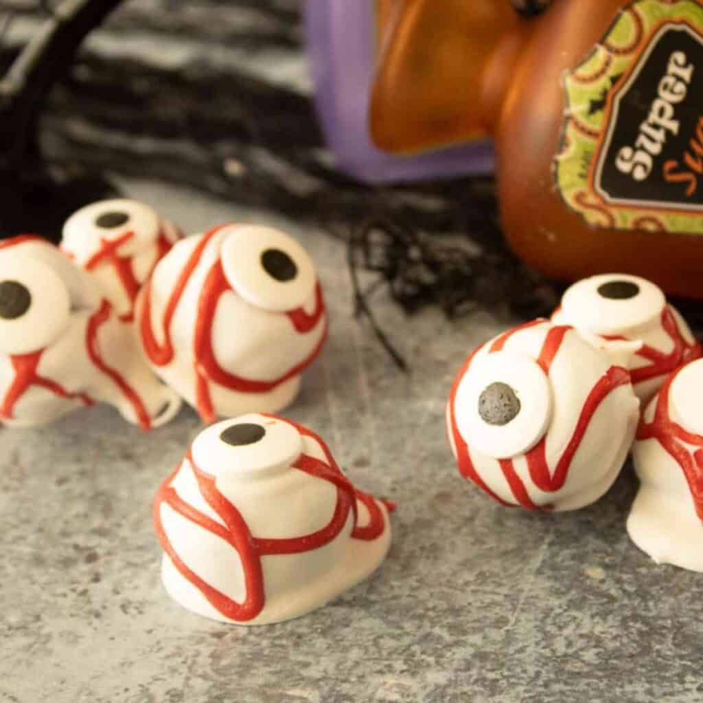 Spooky Oreo Truffle Eyeballs - Mindee's Cooking Obsession