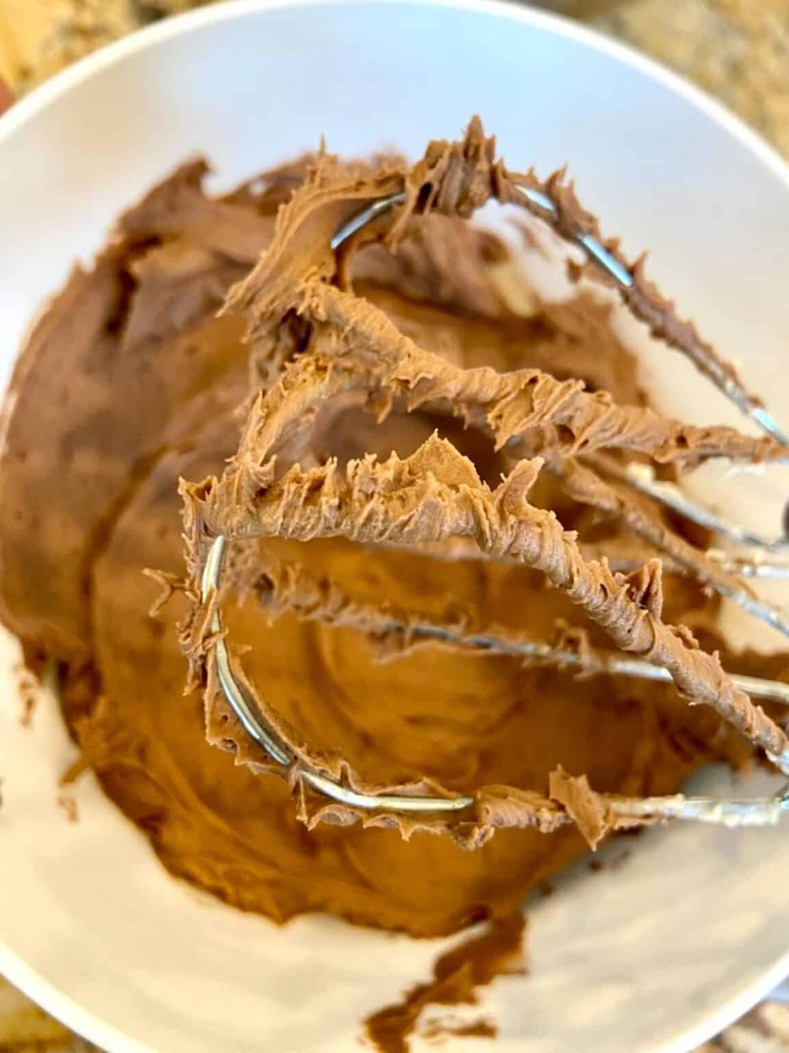 21 Frosting Ideas for Chocolate Cake That Will Make You Drool - Mindee ...